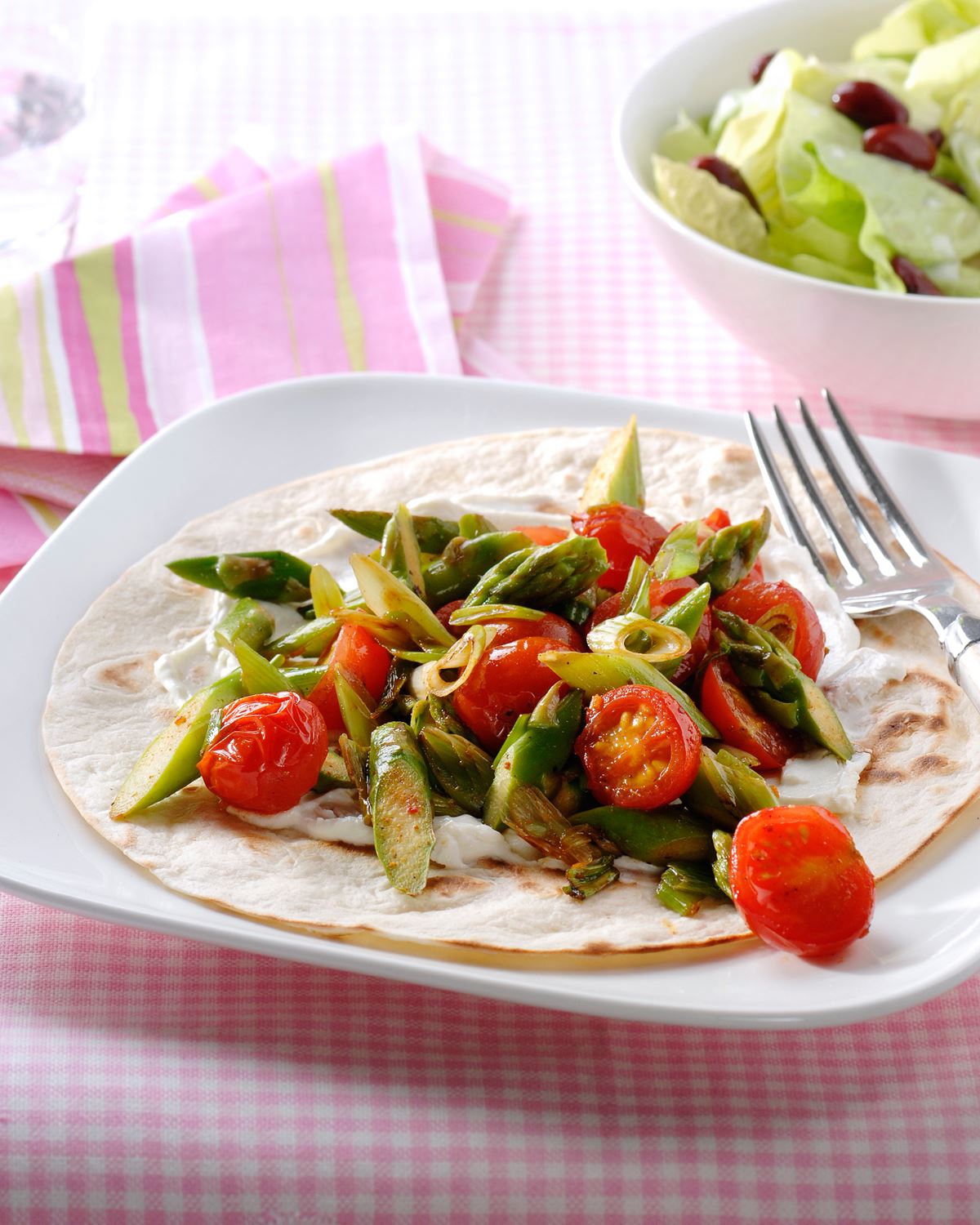 Wraps aux asperges sautées, salade de haricots rouges aux jeunes oignons