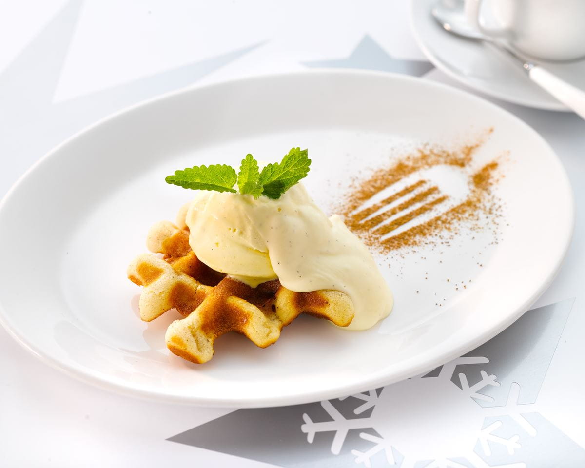 Gaufres à la cannelle aux pommes et à la glace vanille
