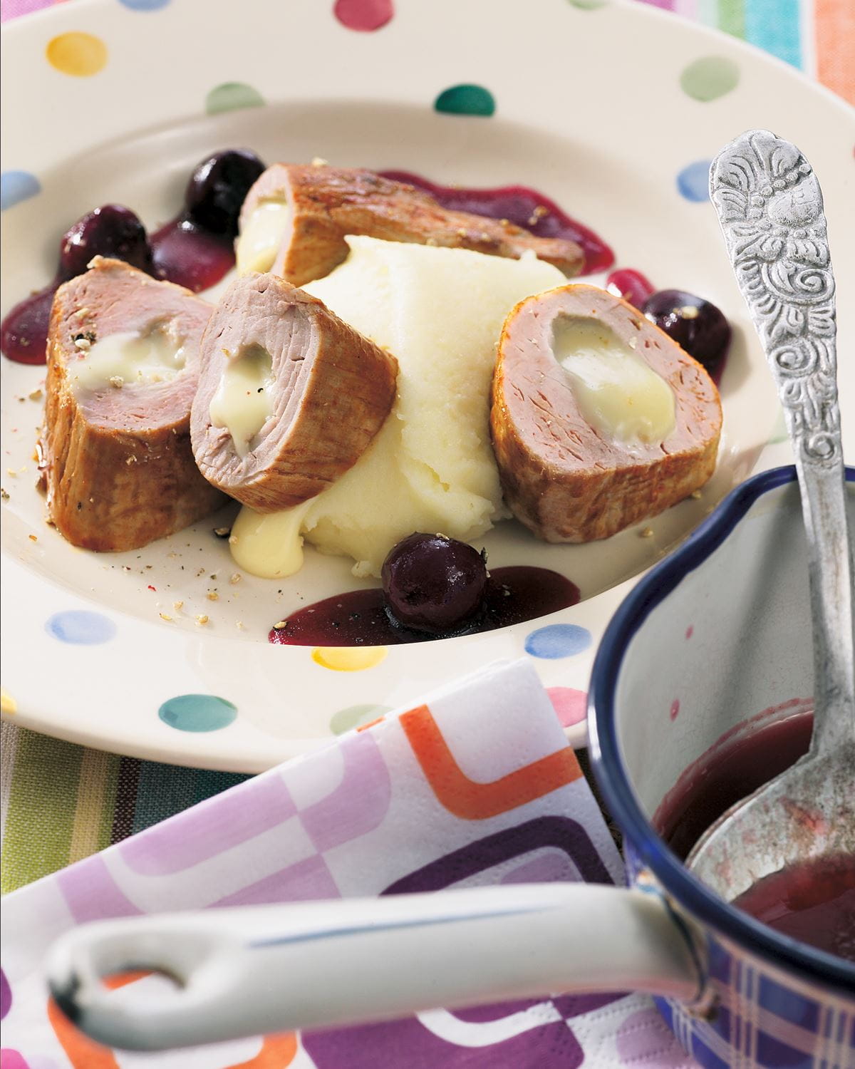 Filets de porc farcis au brie, sauce aux cerises