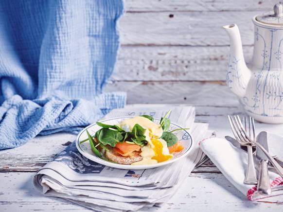 Eggs benedict met gerookte zalm en spinazie | Solo