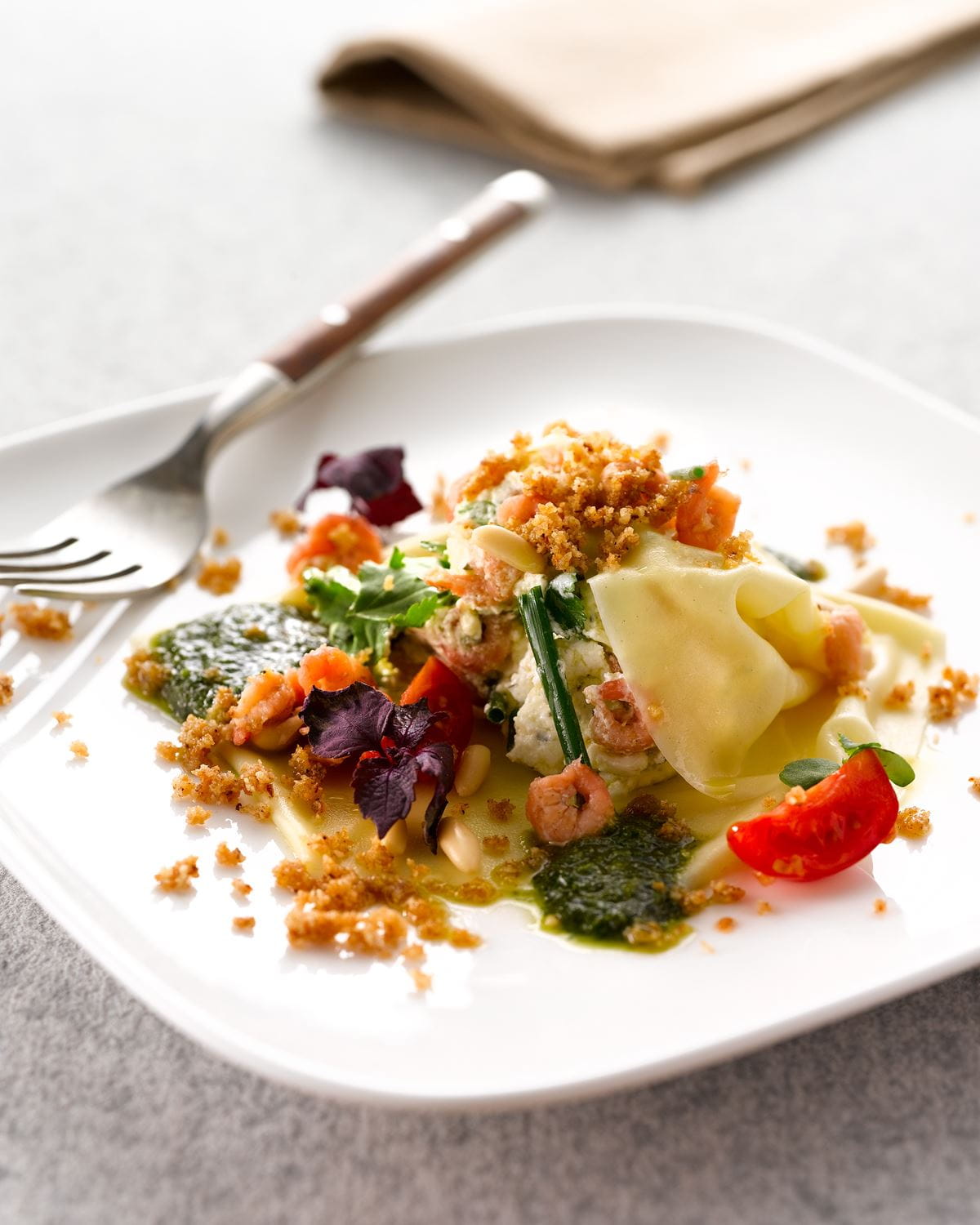 Open ravioli met geitenkaas en garnalen, kruidencoulis en tijmcrumble ...