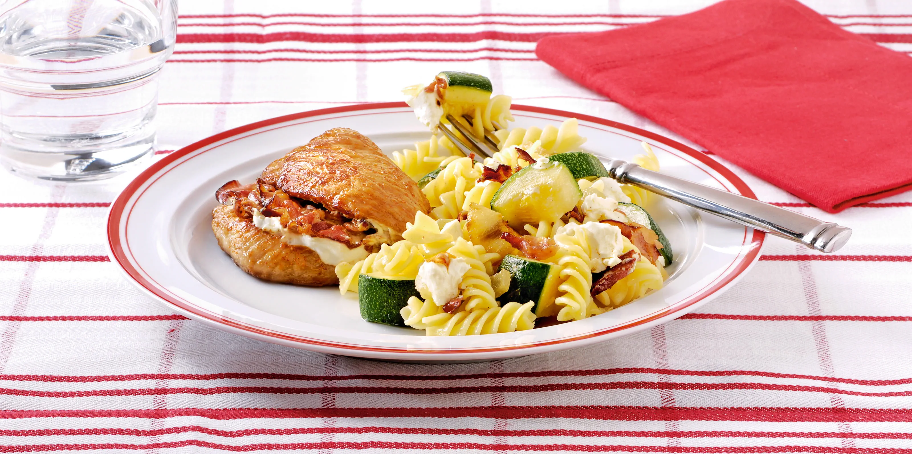Schnitzel met bacon-roomkaas gevuld en pasta | Solo