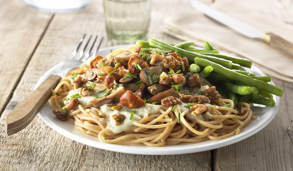 Spaghetti met uiensaus, paddenstoelen en walnoten | Solo
