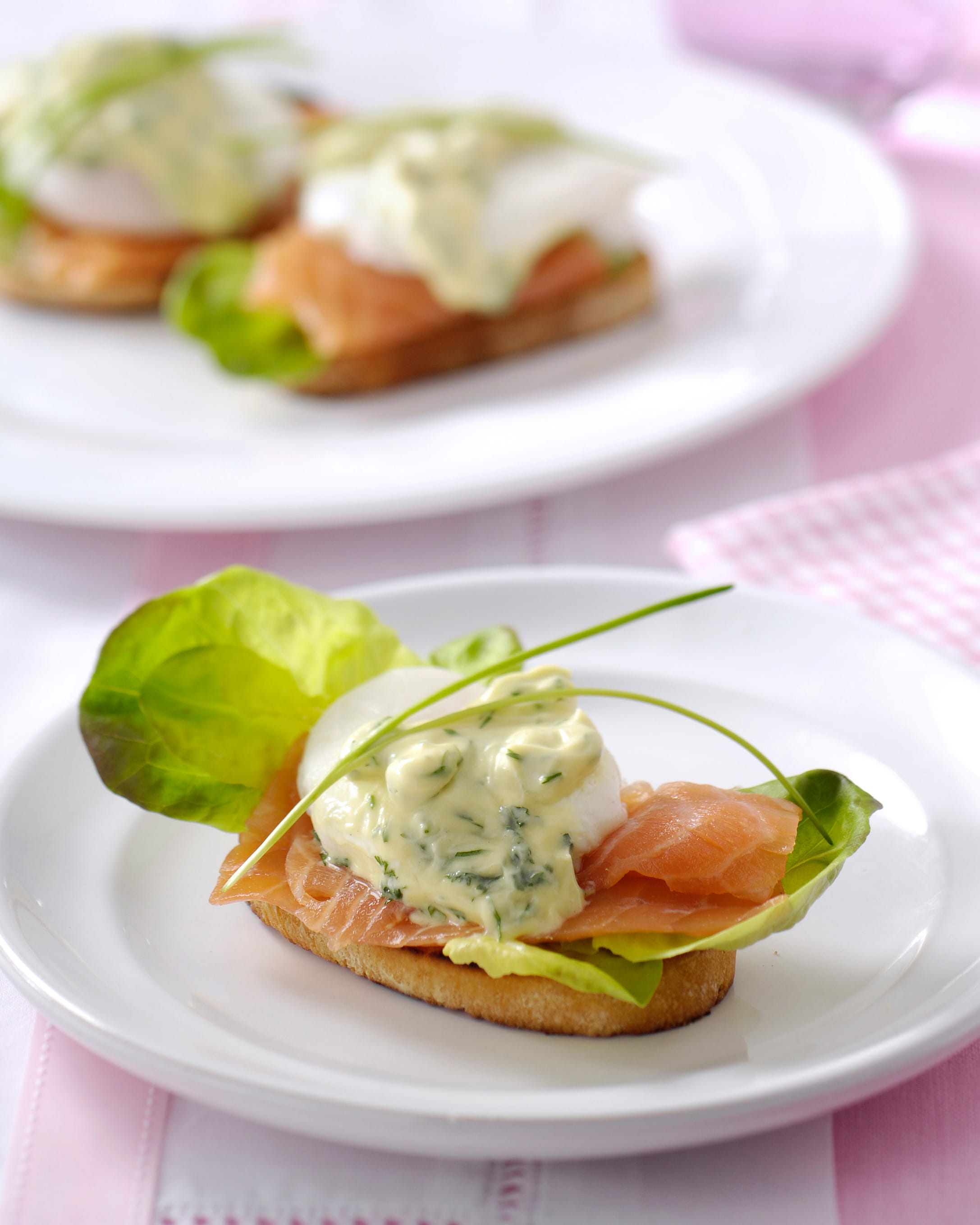 Bruschetta Met Gerookte Zalm Gepocheerde Mini Eitjes En Kruidenmayonaise Solo
